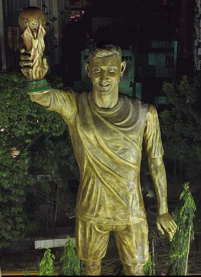 Messi Unveils 70-foot Statue in Kolkata: SRK Attends