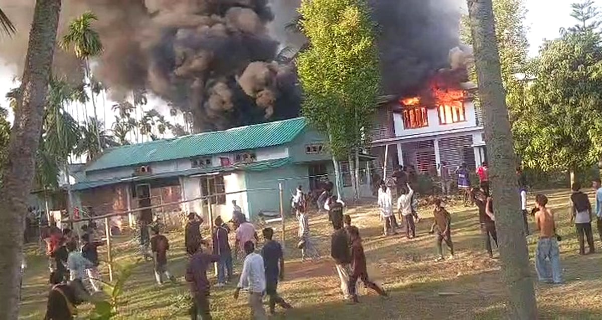 Angry mob sets ablaze KAAC chief’s house; 3 injured in police firing