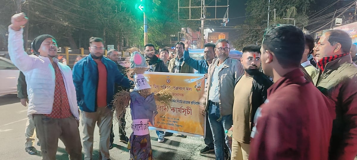 Vishva Hindu Parishad (VHP), Bajrang Dal burn effigy of Muhammad Yunus