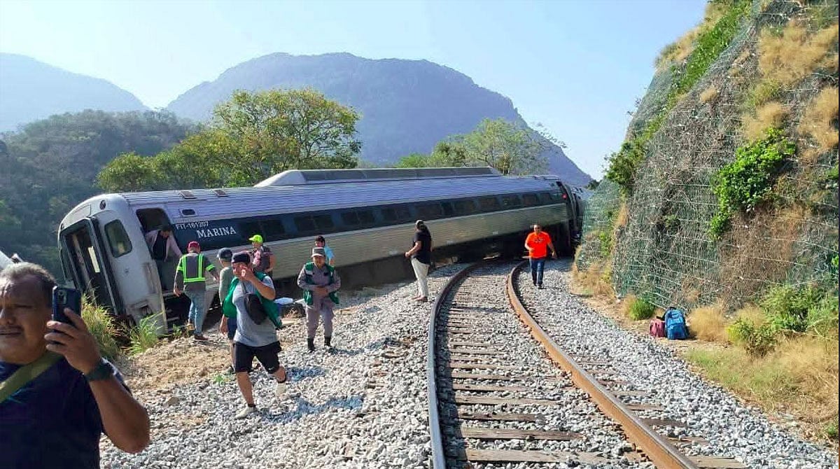 13 killed, 98 injured after passenger train derails in southern Mexico