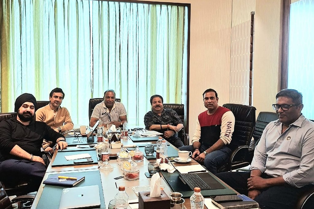 BCCI secretary meets Laxman, discusses CoE, future plans