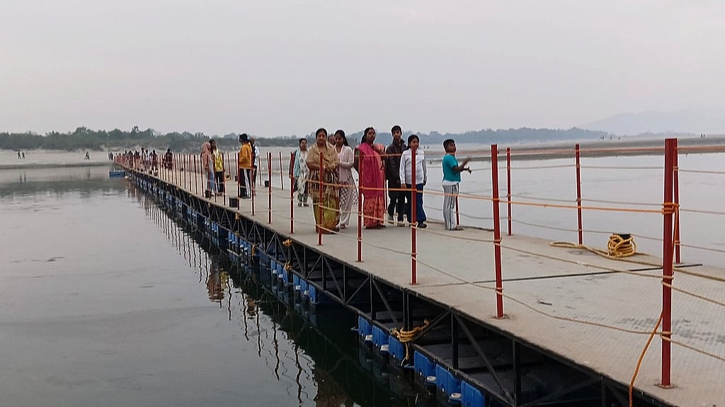 Floating bridge on Brahmaputra connects Rani Chapori, draws crowds