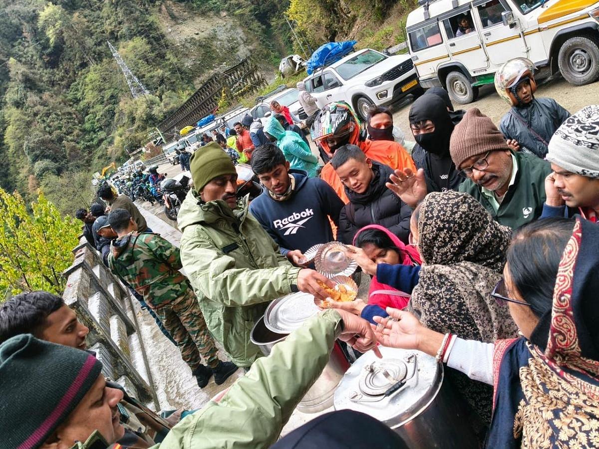 Army rescues all 1,321 stranded tourists and 84 locals in North Sikkim ...