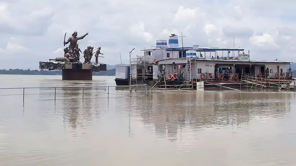 असम गुवाहाटी शहर में ब्रह्मपुत्र का जलस्तर खतरे के निशान को पार कर गया