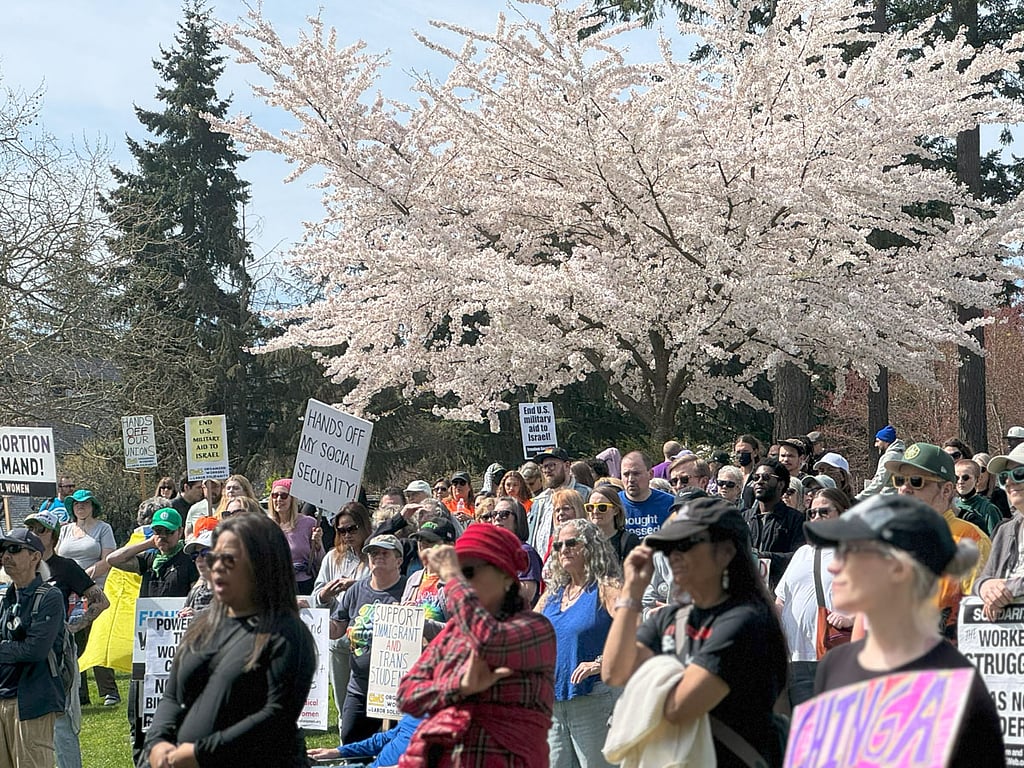 Nearly 1,000 Rally and March in SeaTac Demanding an End to ICE ...