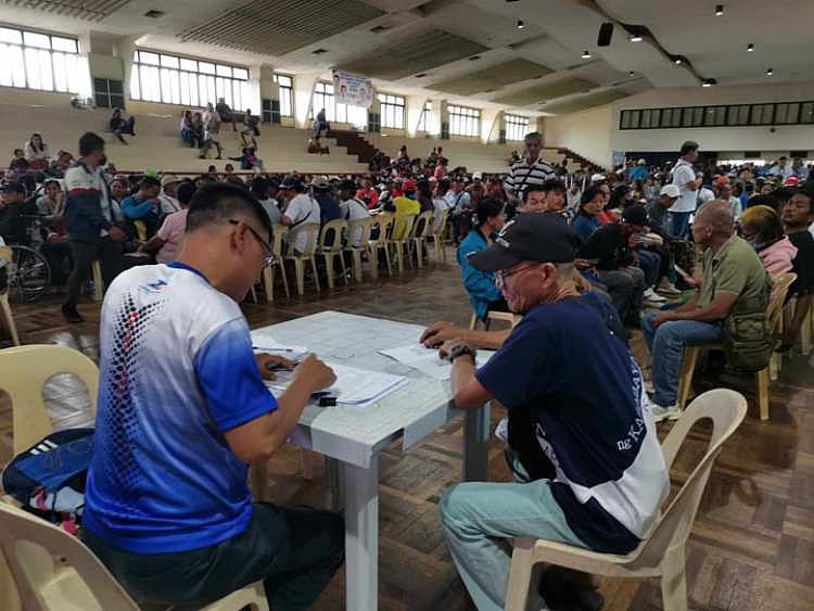 PBBM gives financial aid to 930 rice farmers
