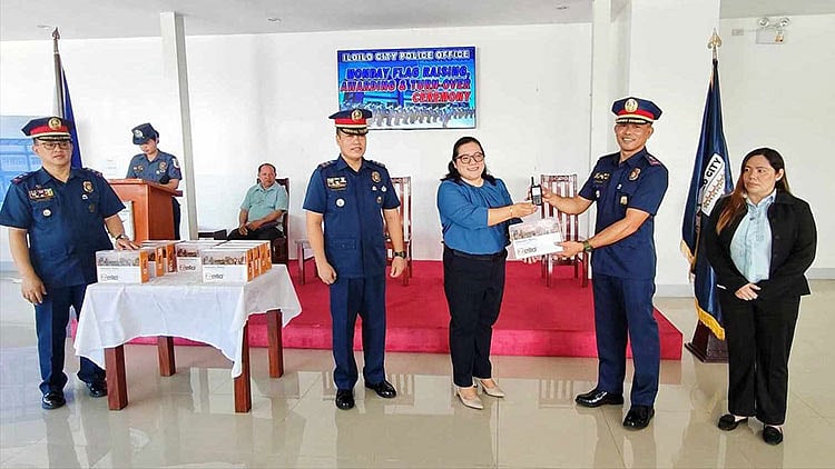 Iloilo City police get new communication tools, funding