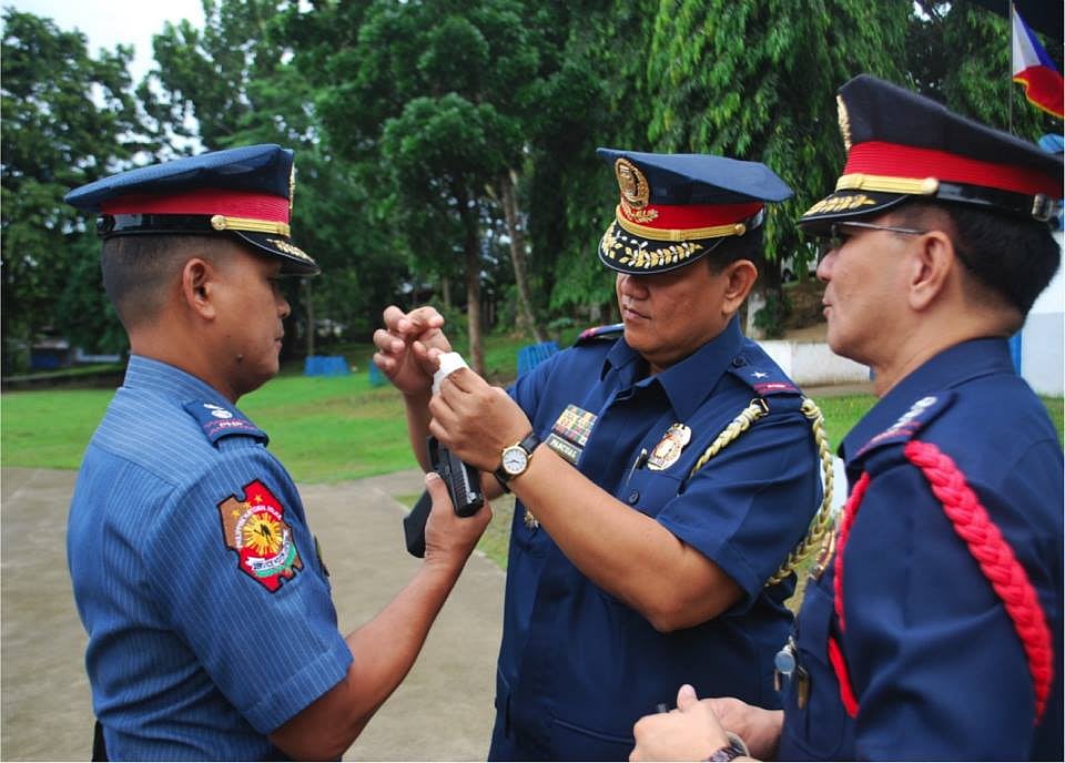 Polis nga magpabuto og pusil taktakon