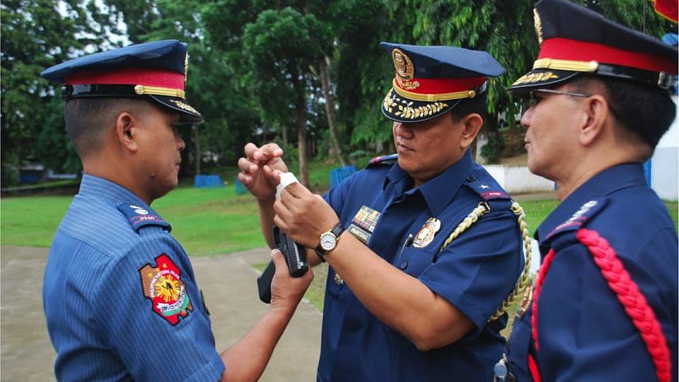Polis nga magpabuto og pusil taktakon