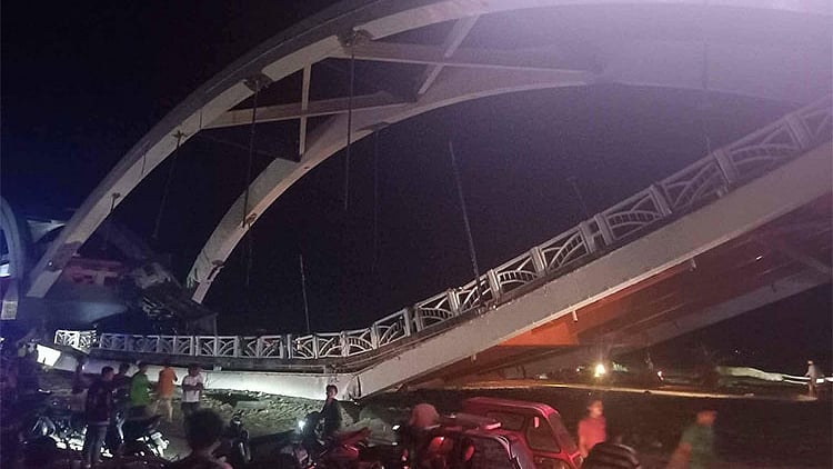Marcos blames collapse of Isabela bridge to faulty design