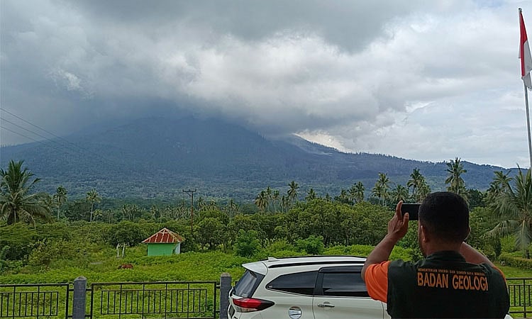 Mt. Lewotobi Laki-Laki volcano erupts