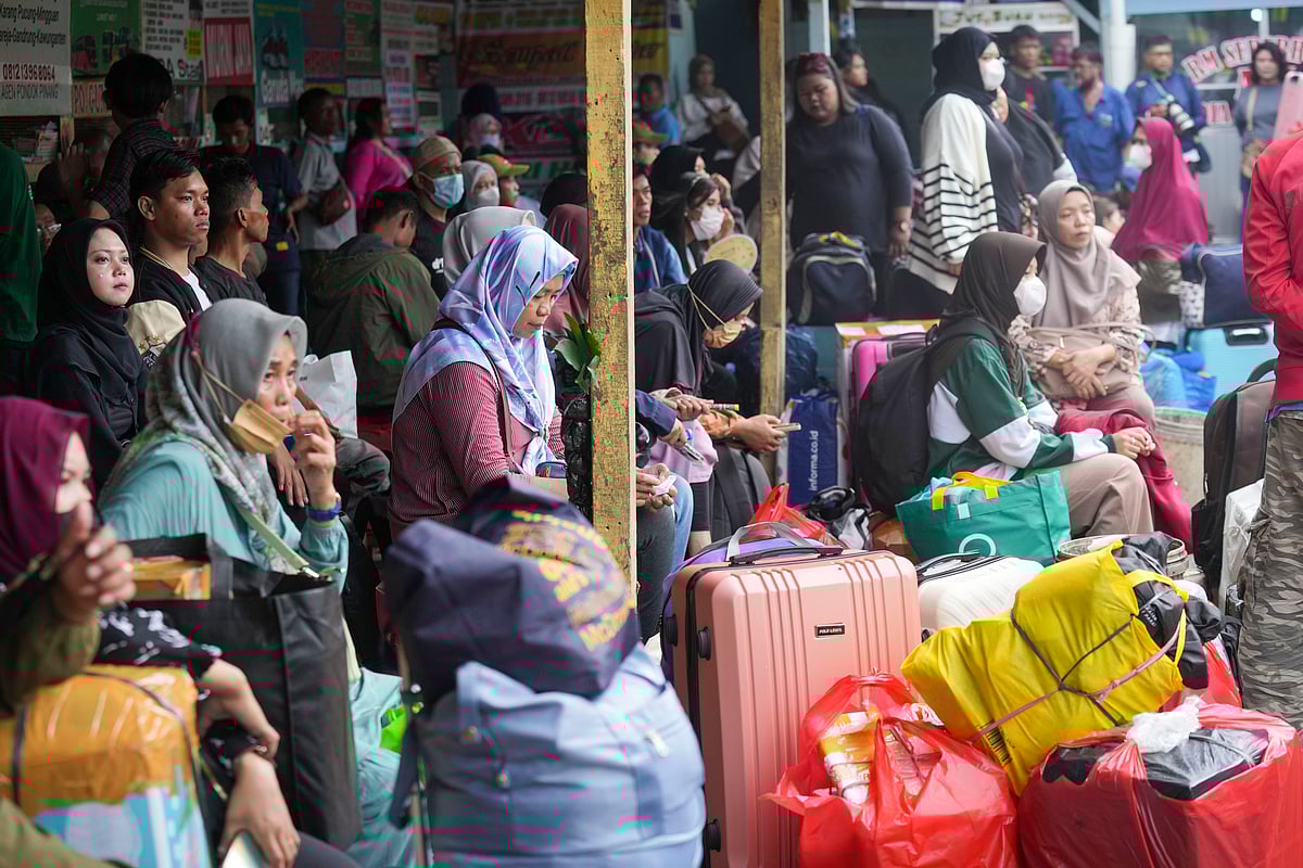 What is Eid al-Fitr and how do Muslims celebrate it?