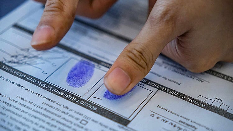 Nearly 900,000 apply as voters in 4 days