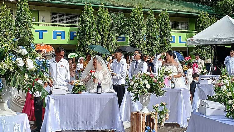 25 couples in Barangay Tangub tie the knot in mass wedding