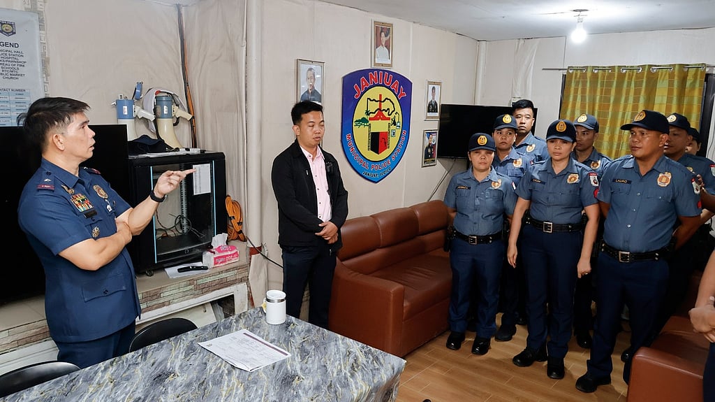 Western Visayas police chief inspects Janiuay station