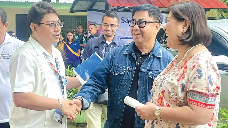 DepEd 7 Personnel Receive P7K Medical Subsidy