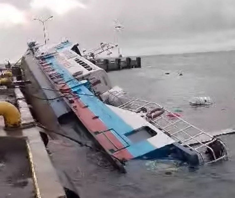 Passenger ferry sinks at Zamboanga port