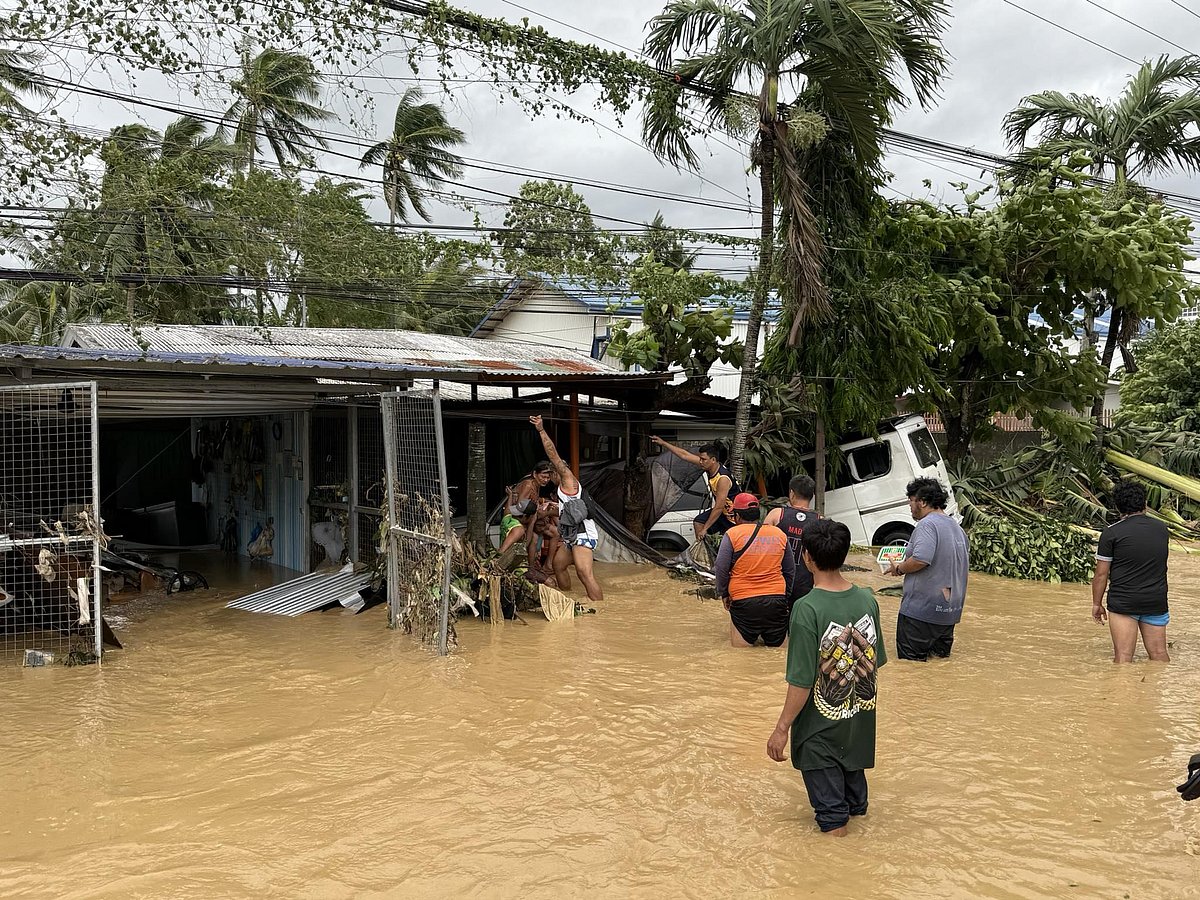 Flood victims told: See doctors immediately