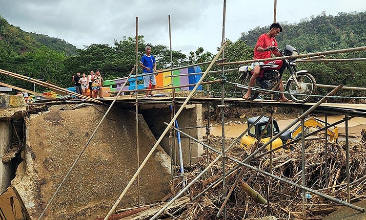 Collapsed Bridge Isolates Cebu City’s Lusaran,Delays Typhoon