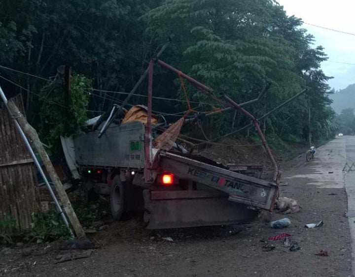 4 dead, 3 hurt in collision of 2 trucks