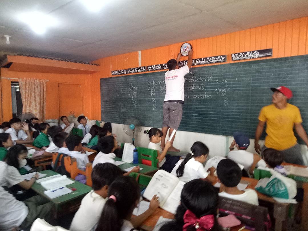 35 ka wall clocks gidonar sa Syntrofia sa eskwelahan