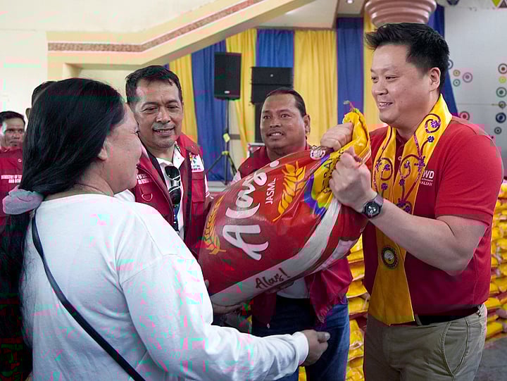 DSWD gives rice to 4Ps members in Tawi-Tawi, Basilan