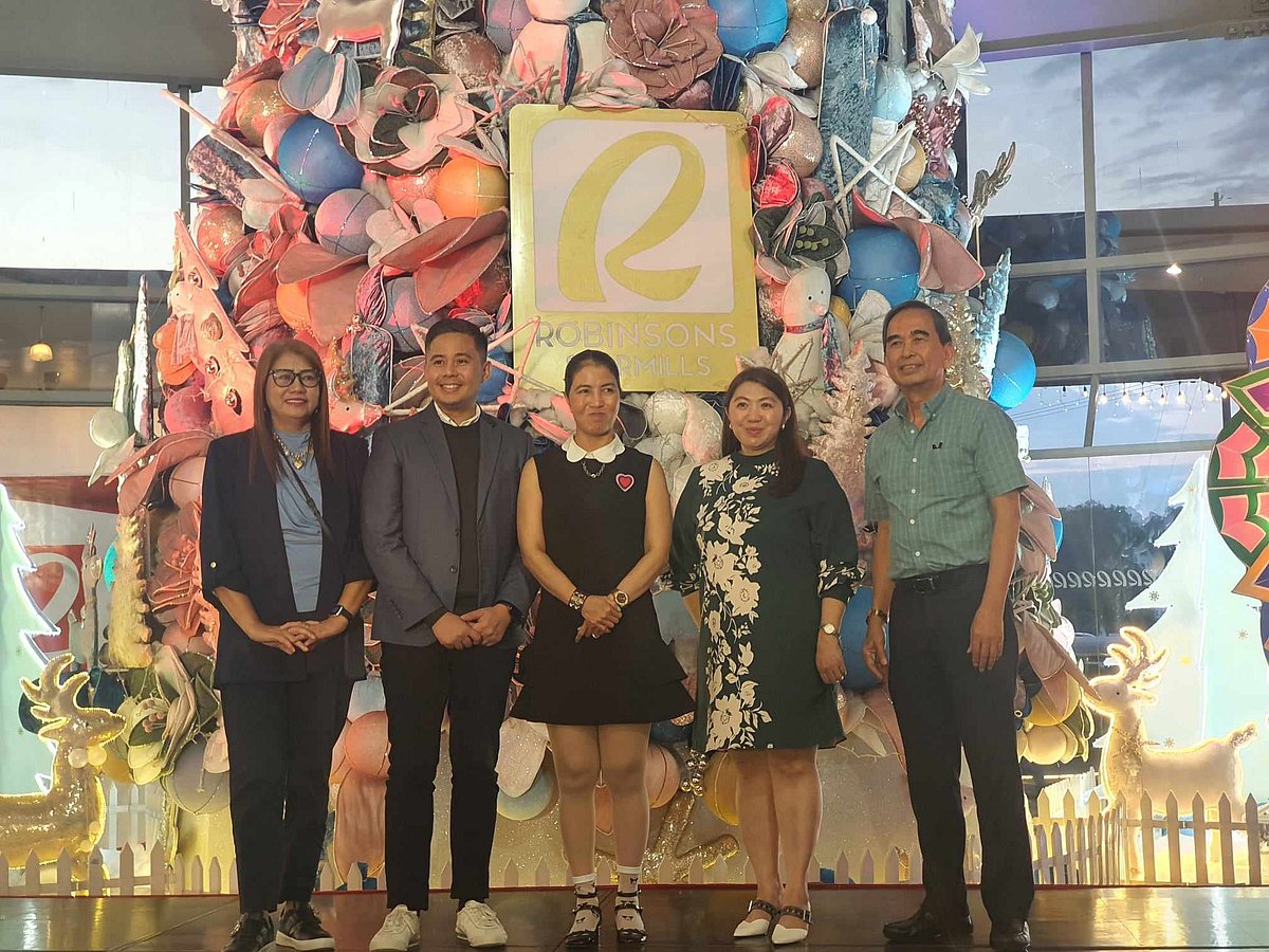 Mayor Vilma B. Caluag heads the lighting ceremony at Robinsons Starmills