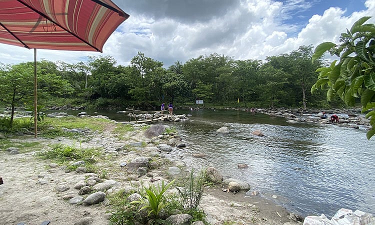 Ang tin-aw'ng sapa sa Mampurog, Camarines Norte