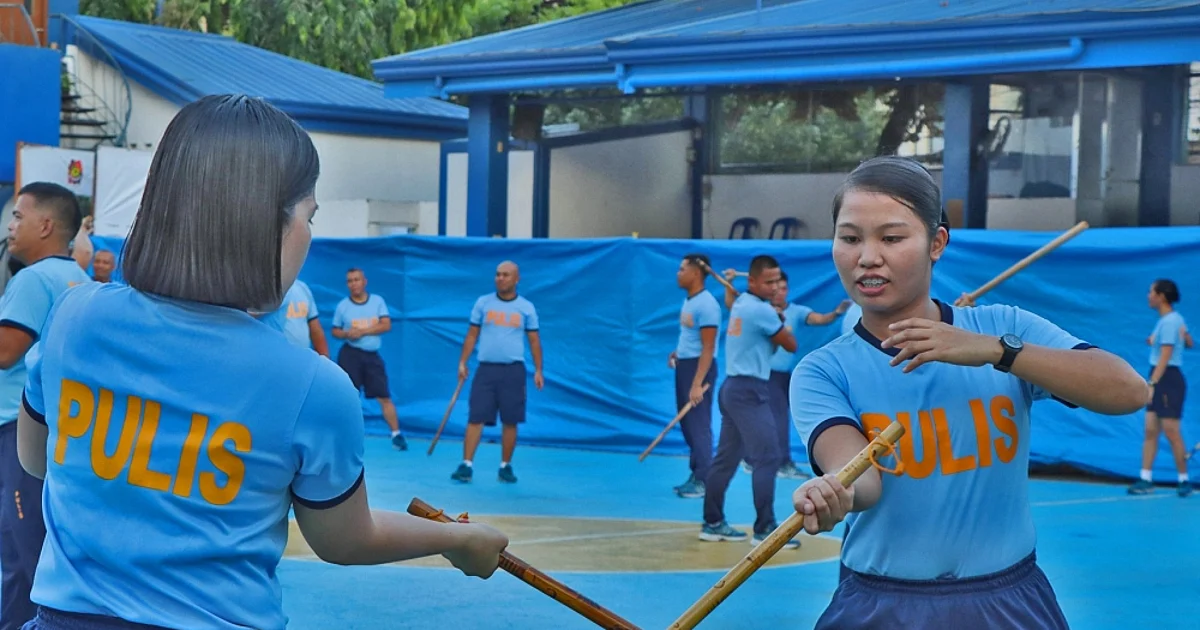 Mga polis gitudloan og arnis Mga polis gitudloan og arnis