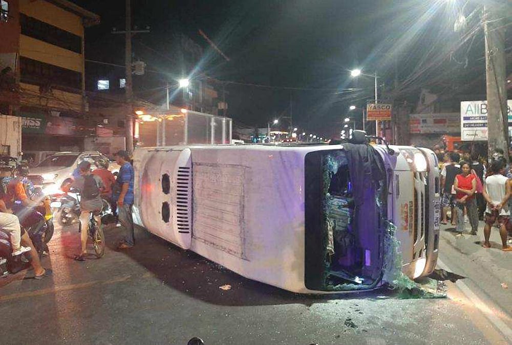 Modern jeepney overturns in Mandaue; 1 dead, 5 injured