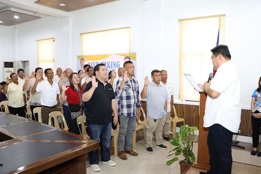 Newly elected E.B. Magalona officials take oath