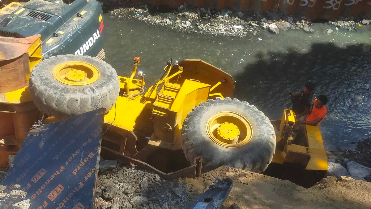 Payloader operator hurt following collapse of heavy equipment