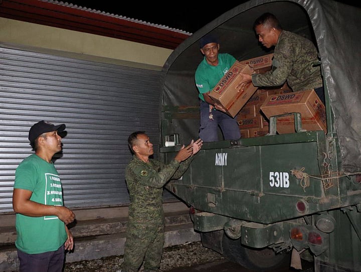 53IB Provides Relief Aid to Davao Flood and Landslide Victims | SunStar ...
