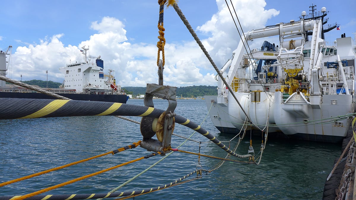 Globe submarine cable segment