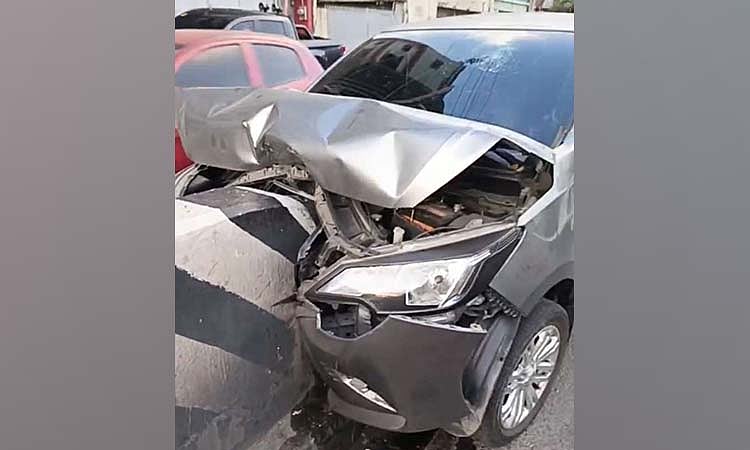 Awto nabangga sa flyover; drayber angol