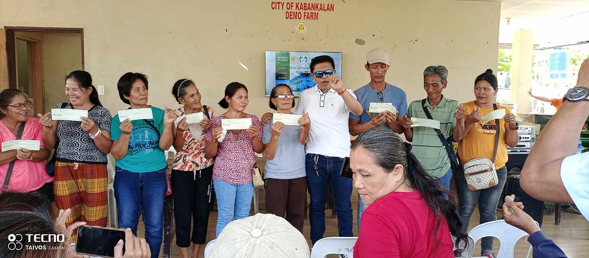 PCIC distributes checks worth P1M to Kabankalan farmers