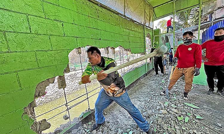 Mga milapas sa easement zone sa Estero de Parian ipaguba