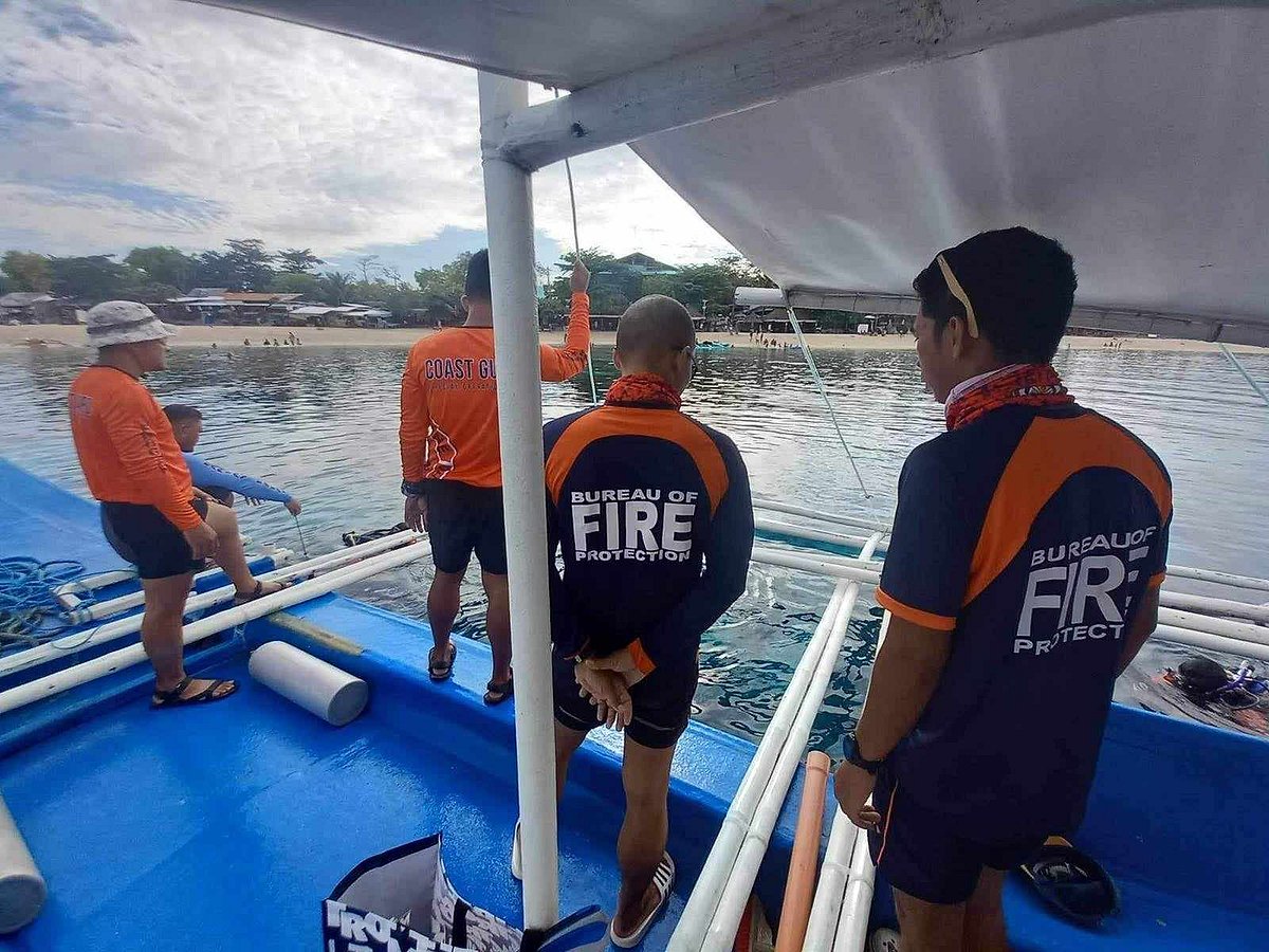 Naligo sa beach sa Moalboal, missing