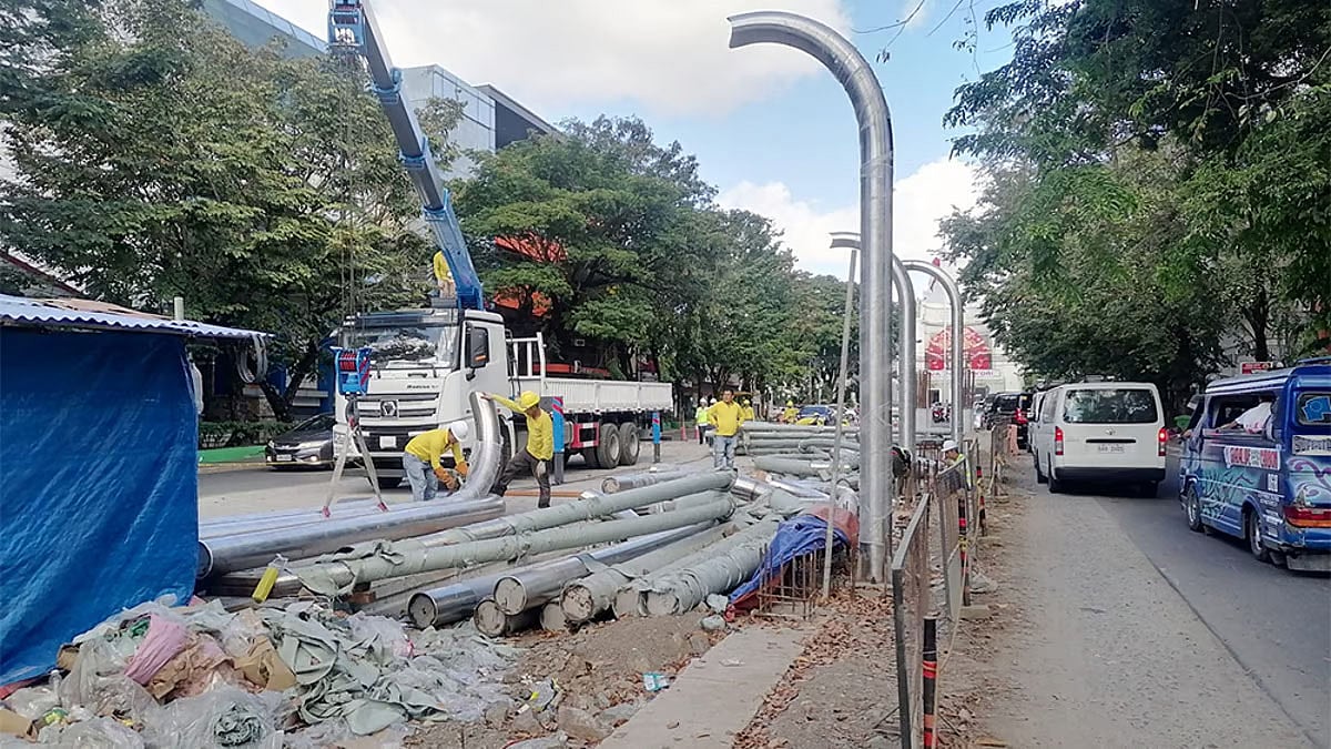 Bus stop duol sa Kapitolyo sa Sugbo padayong gisupak