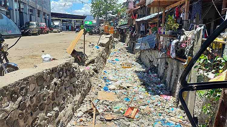Garbage on Pasil Fish Port canal