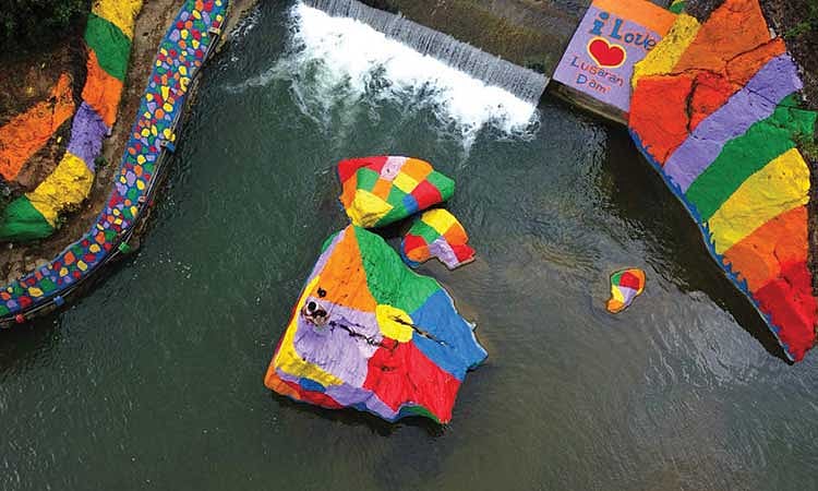Painting of rocks at Lusaran Dam ‘vandalism’