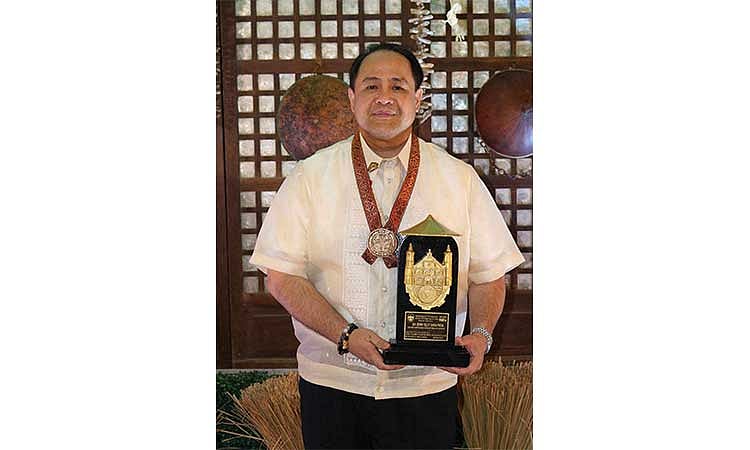 Governor Pineda named as outstanding honorary Minaleño