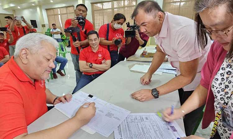 Mayor Lazatin files COC for Congress