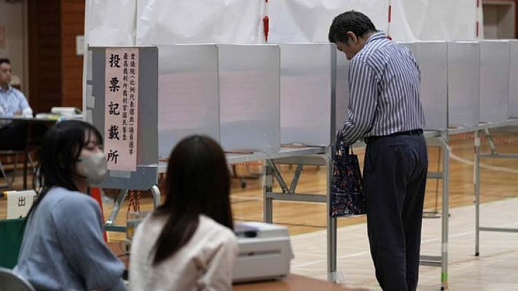 Japan ruling coalition loses majority in lower house