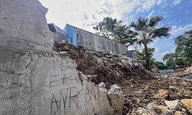 No steel bars found in collapsed riprap