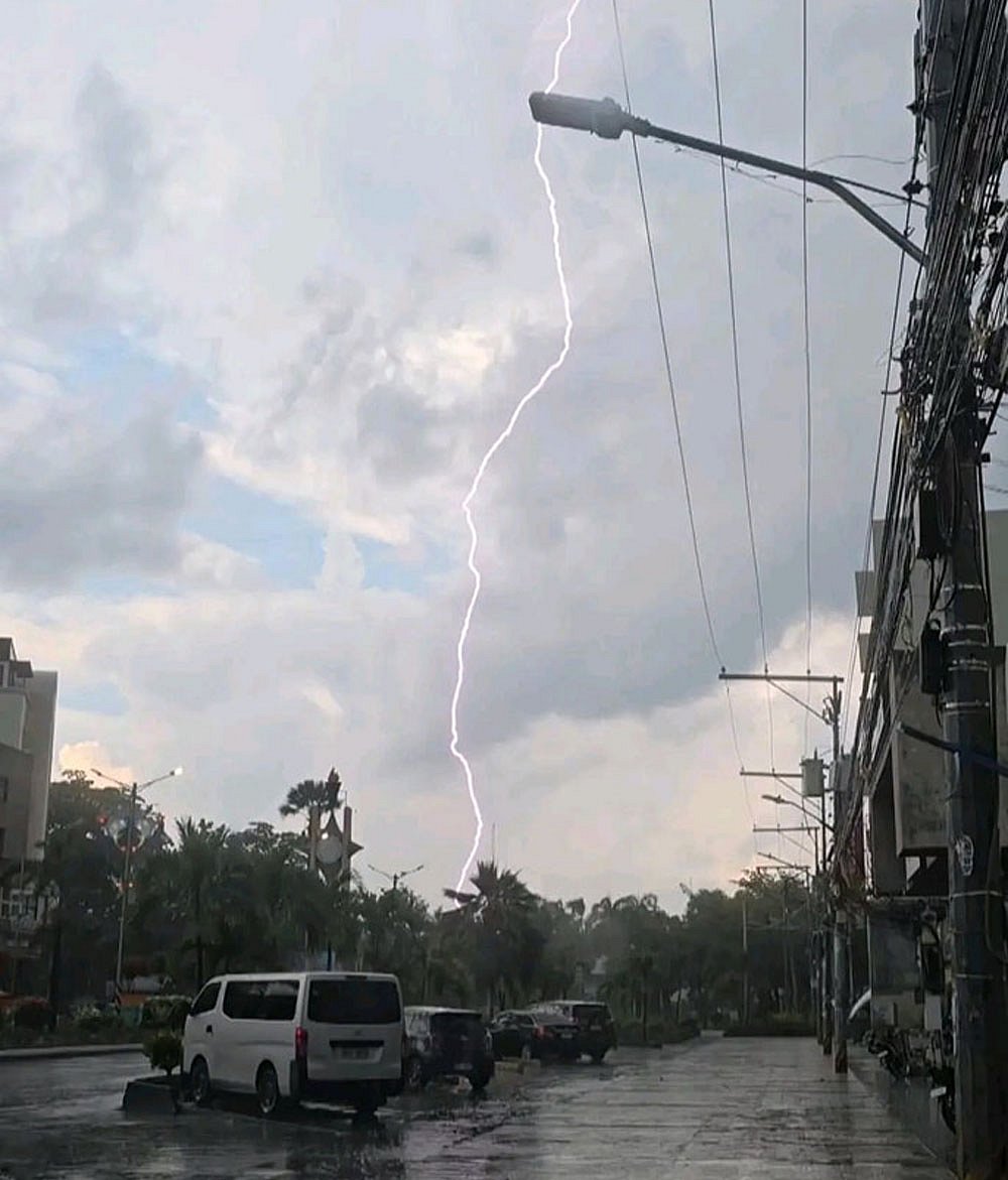 Kilat nga daw kalayo, nasaksihan