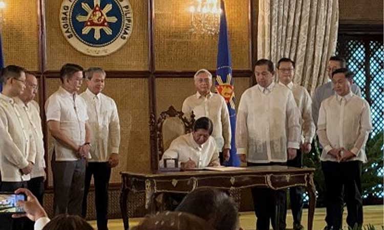 Marcos signs new law to address jobs mismatch, enhance career dev’t