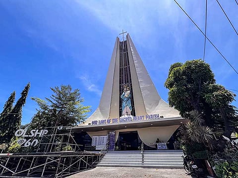 Observing Visita Iglesia