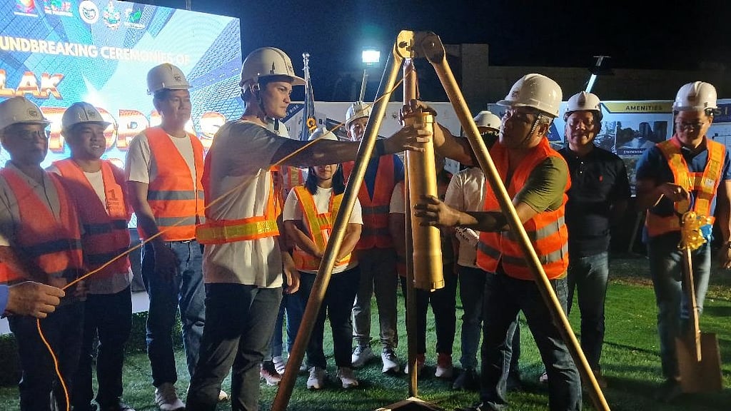 Victorias breaks ground on new government center