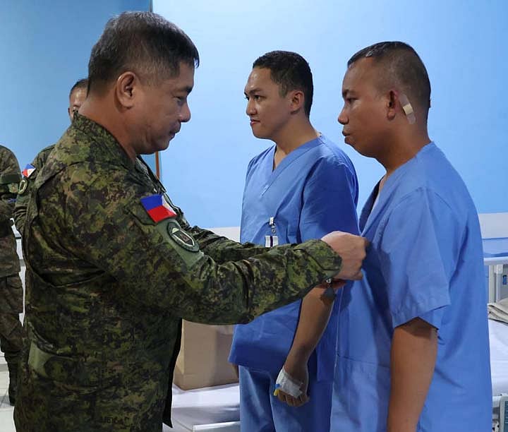 6ID fetes Junior officer, enlisted man for gallantry